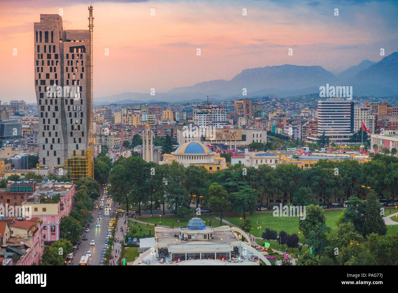 Paesaggio urbano areale vista di Tirana dal centro città al tramonto ...
