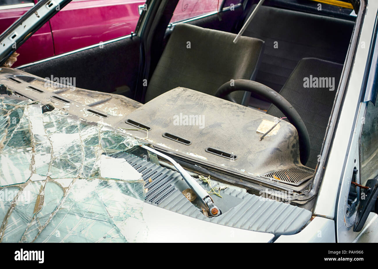 Parabrezza dell'auto in frantumi immagini e fotografie stock ad alta ...