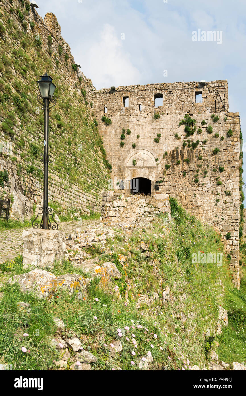 Resti storici del castello medievale immagini e fotografie stock ad ...