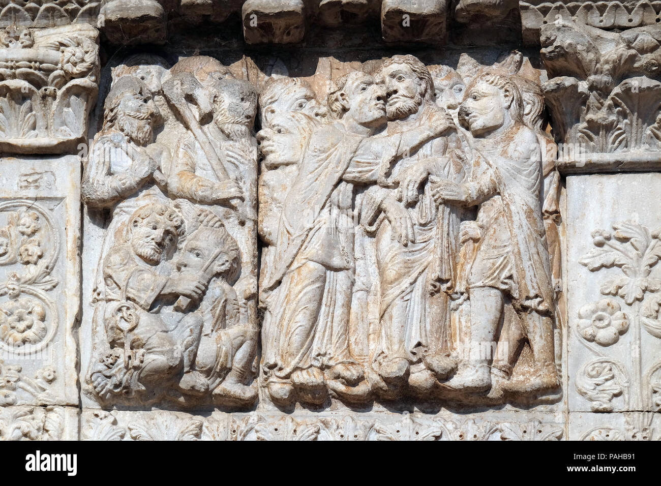 Il bacio di Giuda, medievale rilievo sulla facciata della Basilica di ...