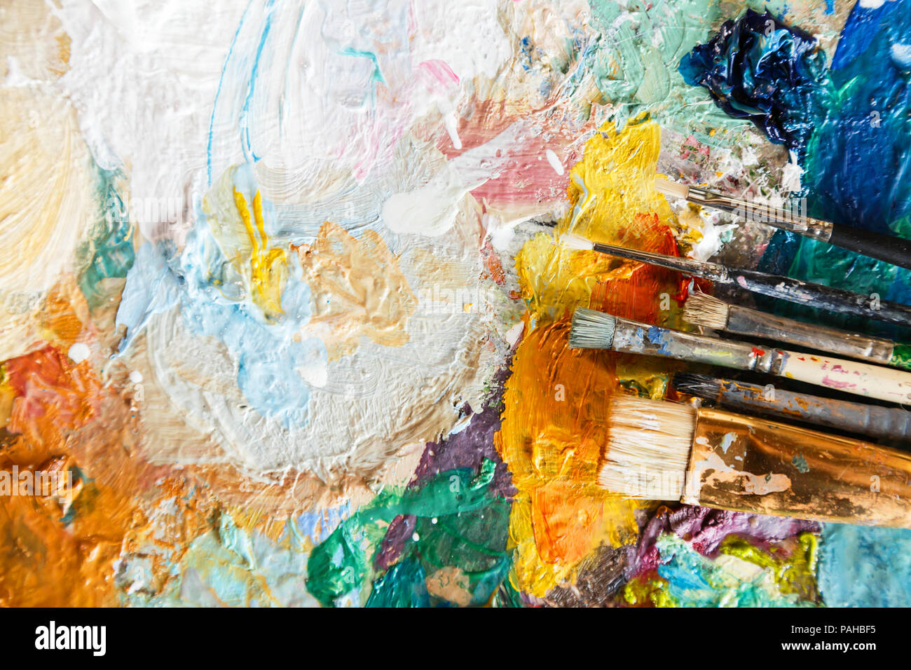 Pittura a olio e la spazzola di vernice su una tavolozza, arte astratta ...