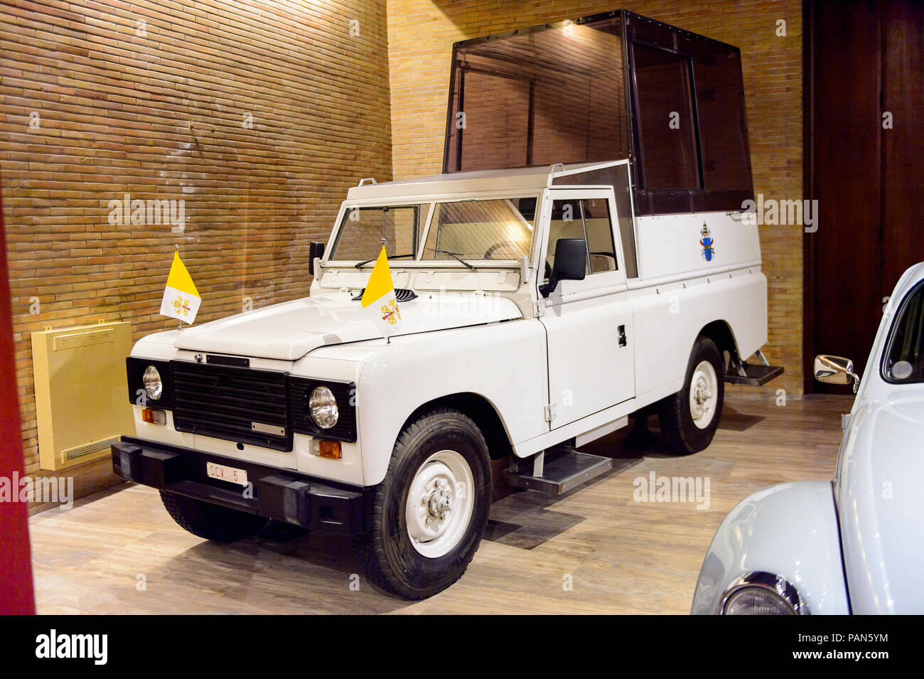 Vaticano, CITTÀ DEL VATICANO - 7 Maggio 2016: Papa automobili, hall ...