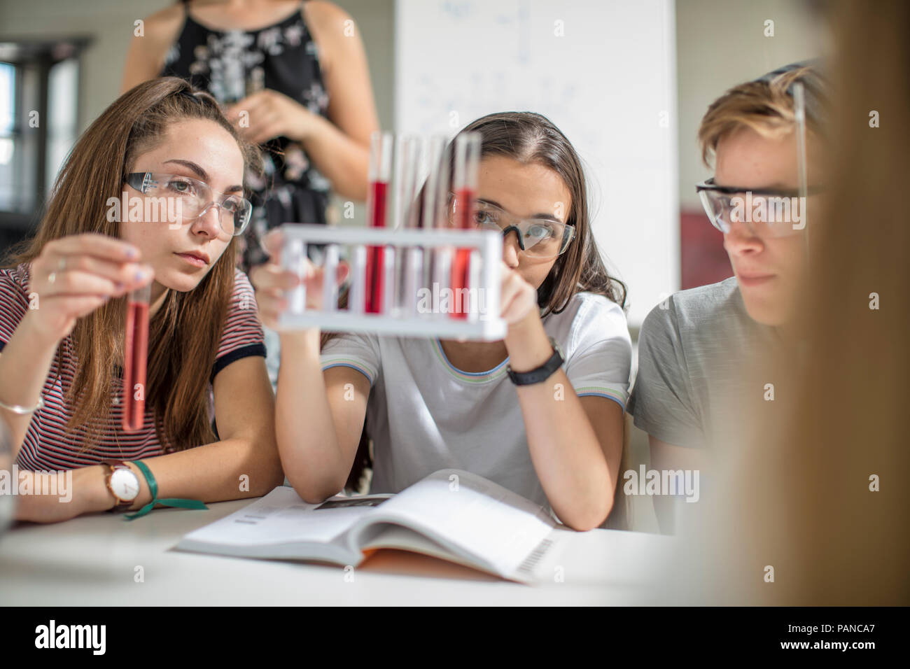 Studenti delle scuole superiori nella classe di scienze immagini e ...