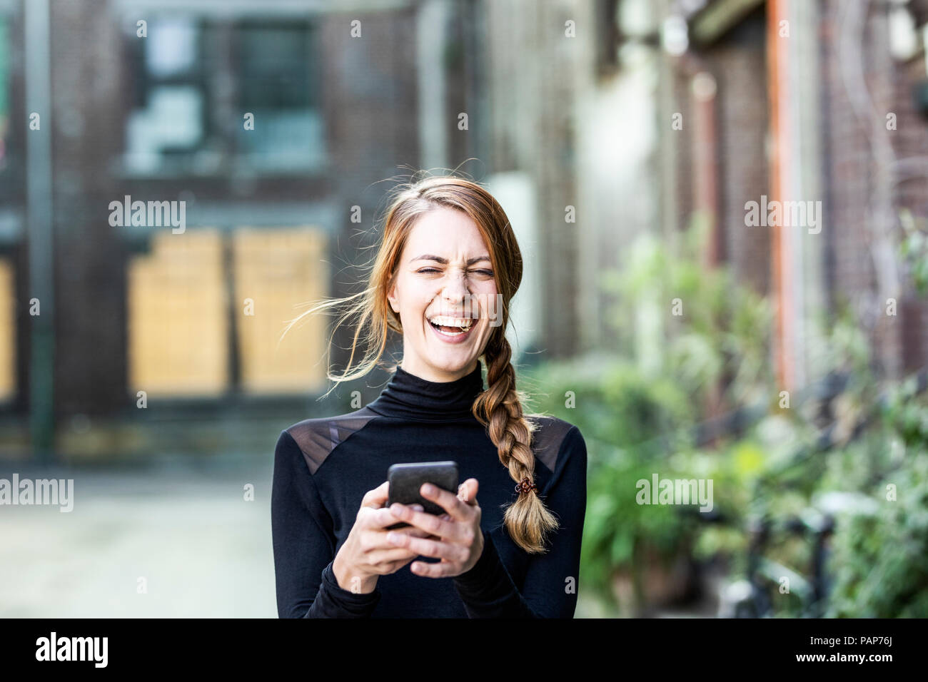 Persona che ride immagini e fotografie stock ad alta risoluzione - Alamy