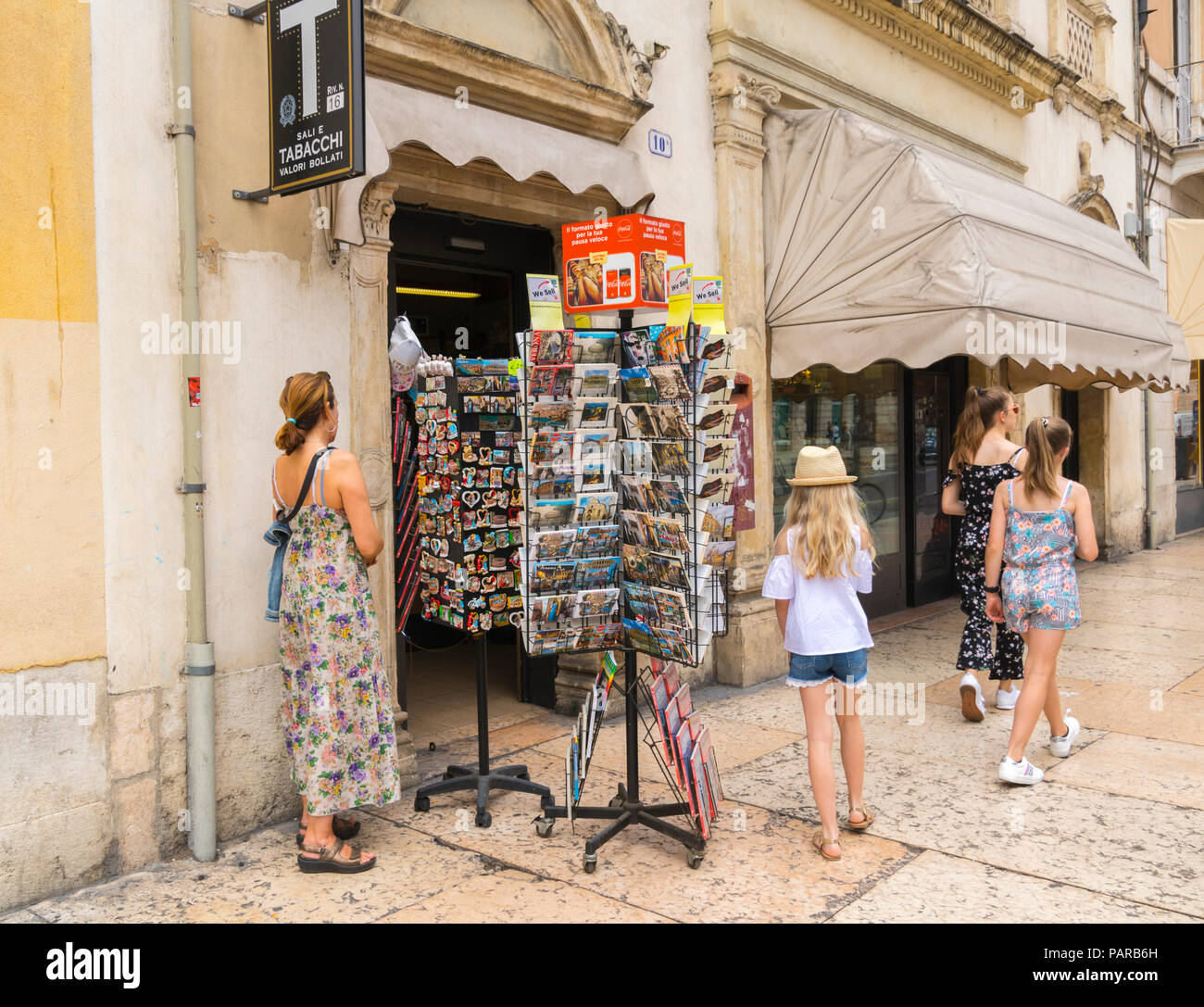 Cartoline italiane immagini e fotografie stock ad alta risoluzione - Alamy