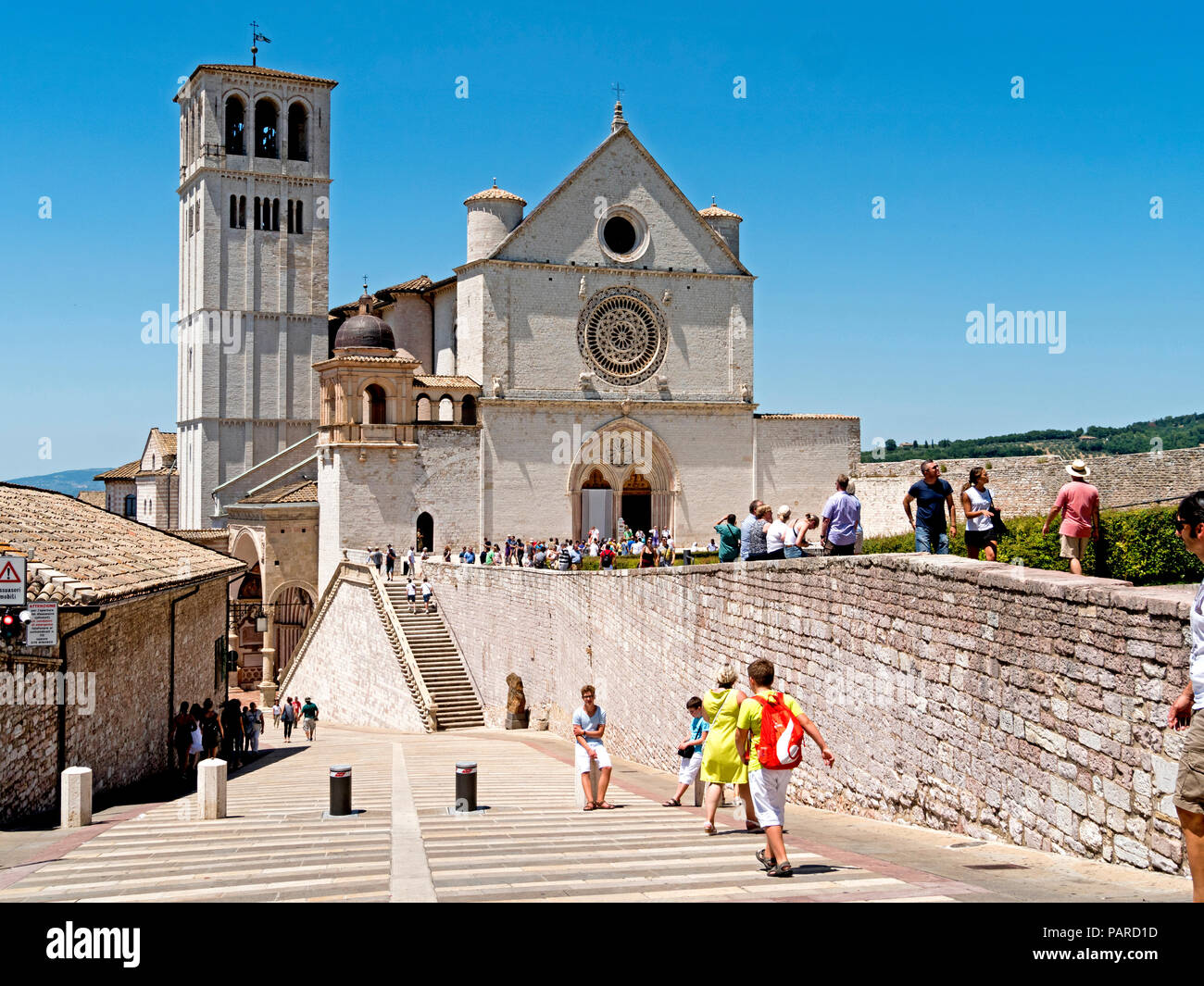 I turisti in visita alla Basilica di San Francesco d'Assisi. Assisi in ...