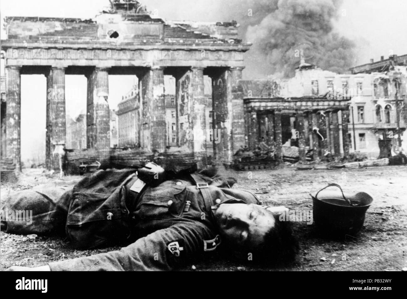 II guerra mondiale, Berlino, soldato tedesco morto Foto stock - Alamy
