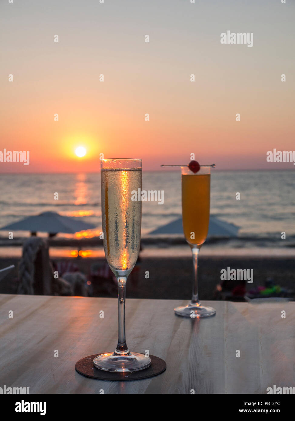 Aperitivo in spiaggia immagini e fotografie stock ad alta risoluzione ...