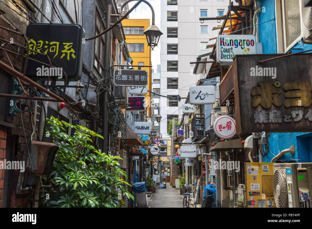 Tokyo golden gai immagini e fotografie stock ad alta risoluzione - Alamy