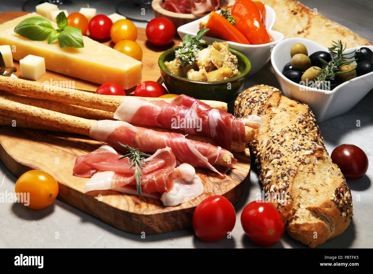 Antipasti italiani vino snack set. Varietà di formaggio, olive ...