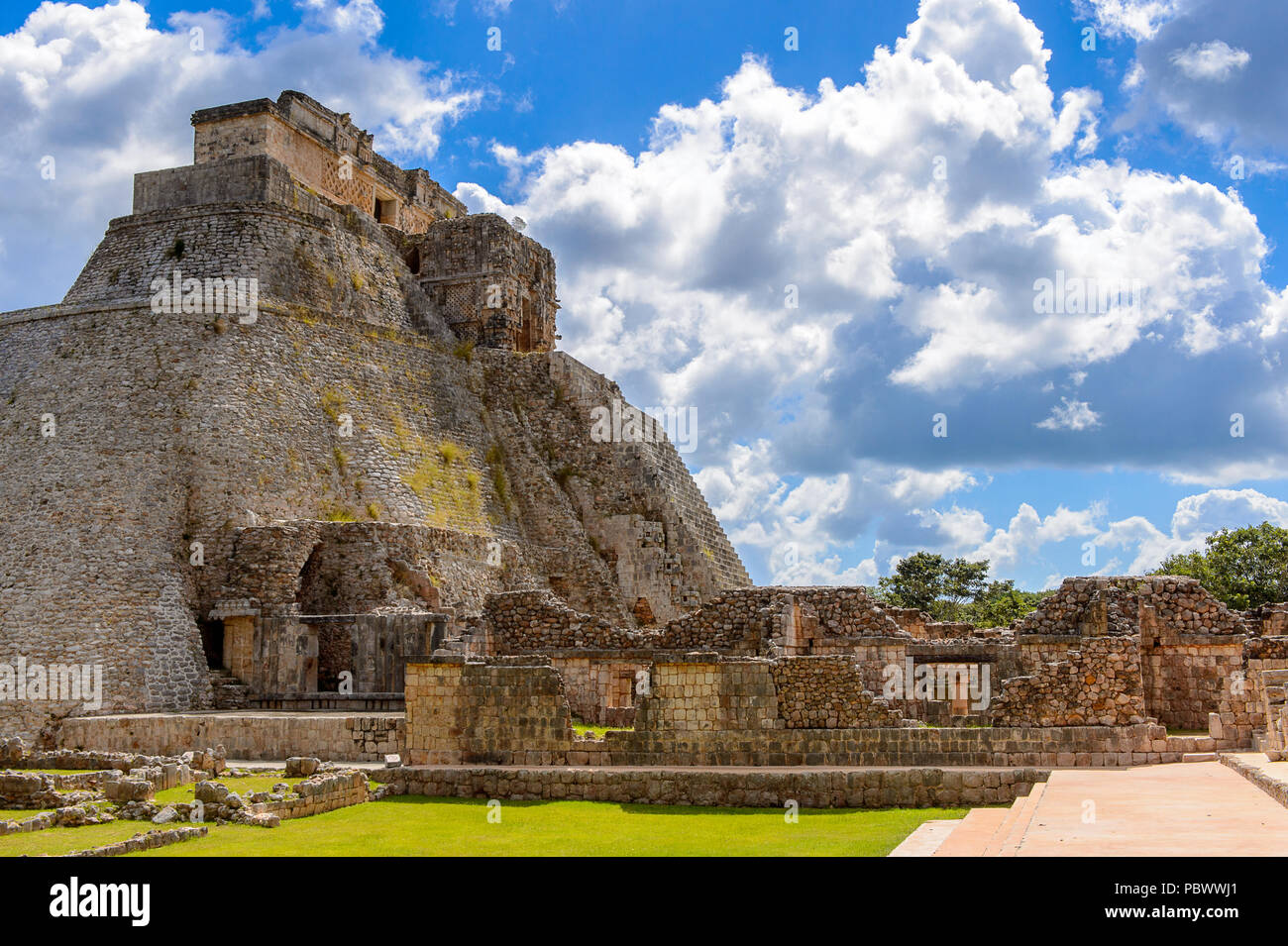 Piramide del mago, un passo Mesoamerican piramide, Uxmal, antica città ...