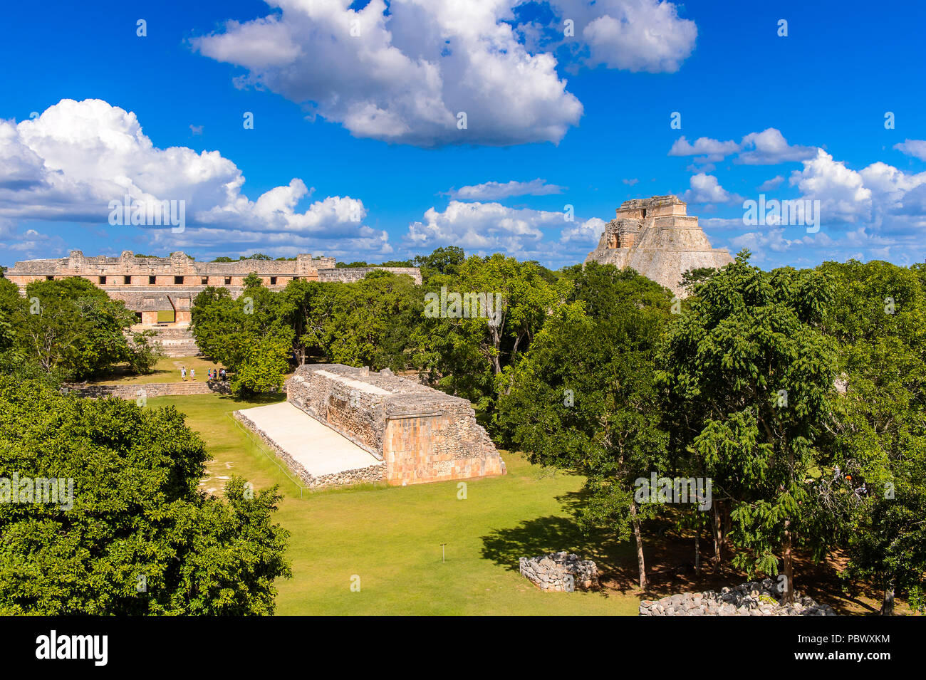 Uxmal vista dal grande piramide, antica città maya del periodo classico ...