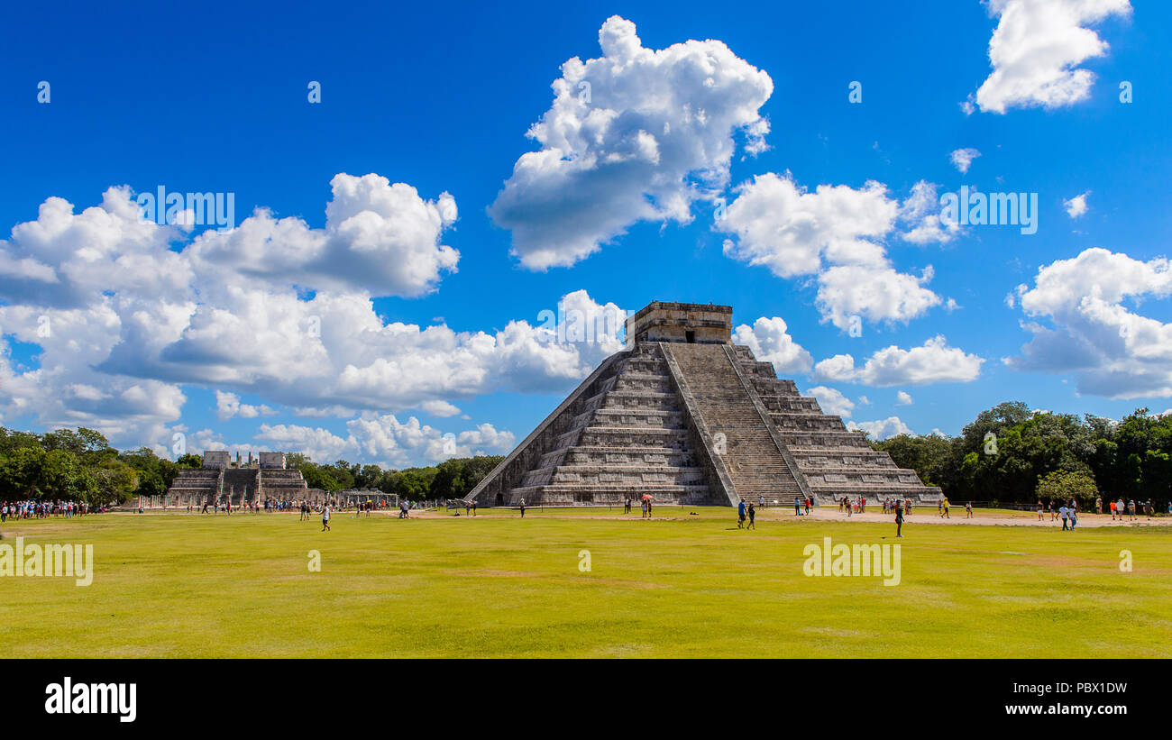 El Castillo (Tempio di Kukulcan), un passo Mesoamerican-piramide ...
