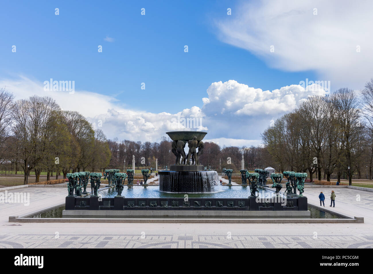 I turisti di visitare il famoso parco Vigeland a Oslo, il parco ospita ...