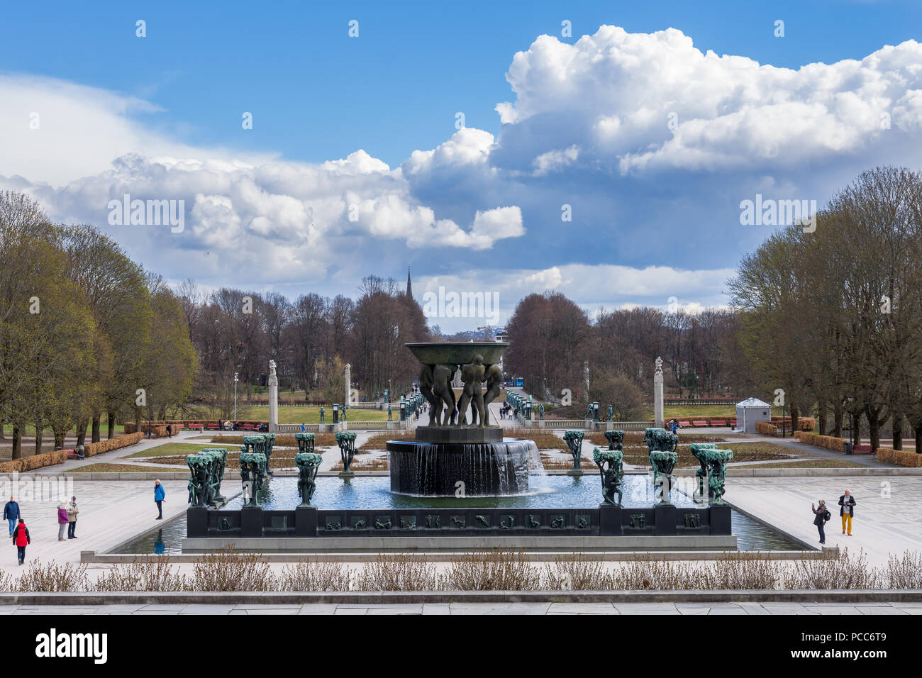 I turisti di visitare il famoso parco Vigeland a Oslo, il parco ospita ...