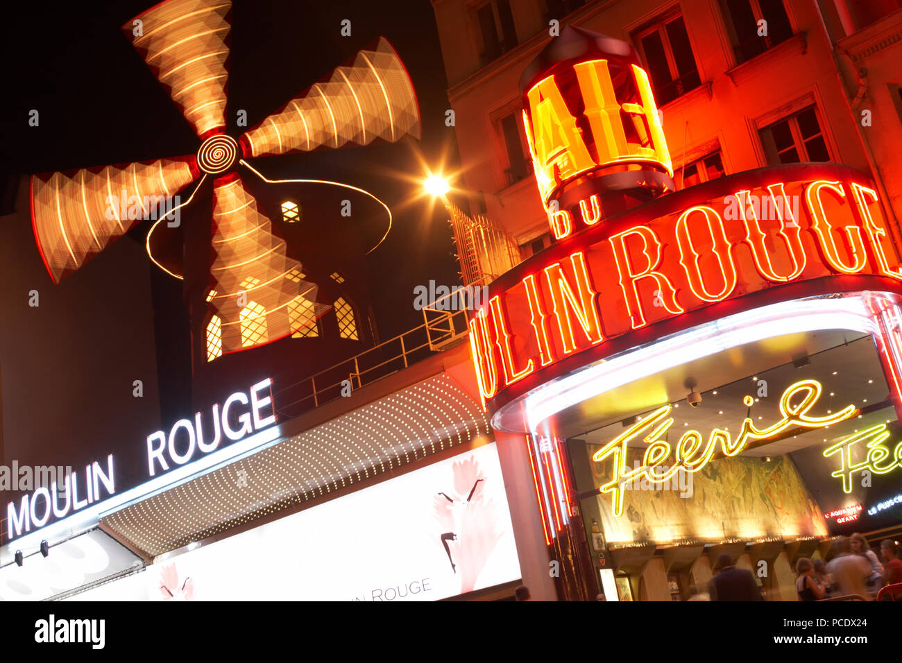 Moulin rouges immagini e fotografie stock ad alta risoluzione - Alamy