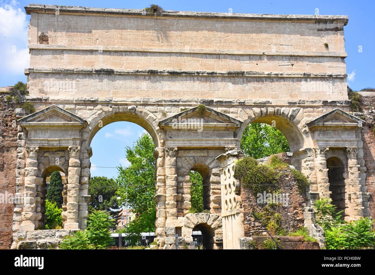 Roma Porta Maggiore con l'antico acquedotto su di esso. Visualizzare e ...