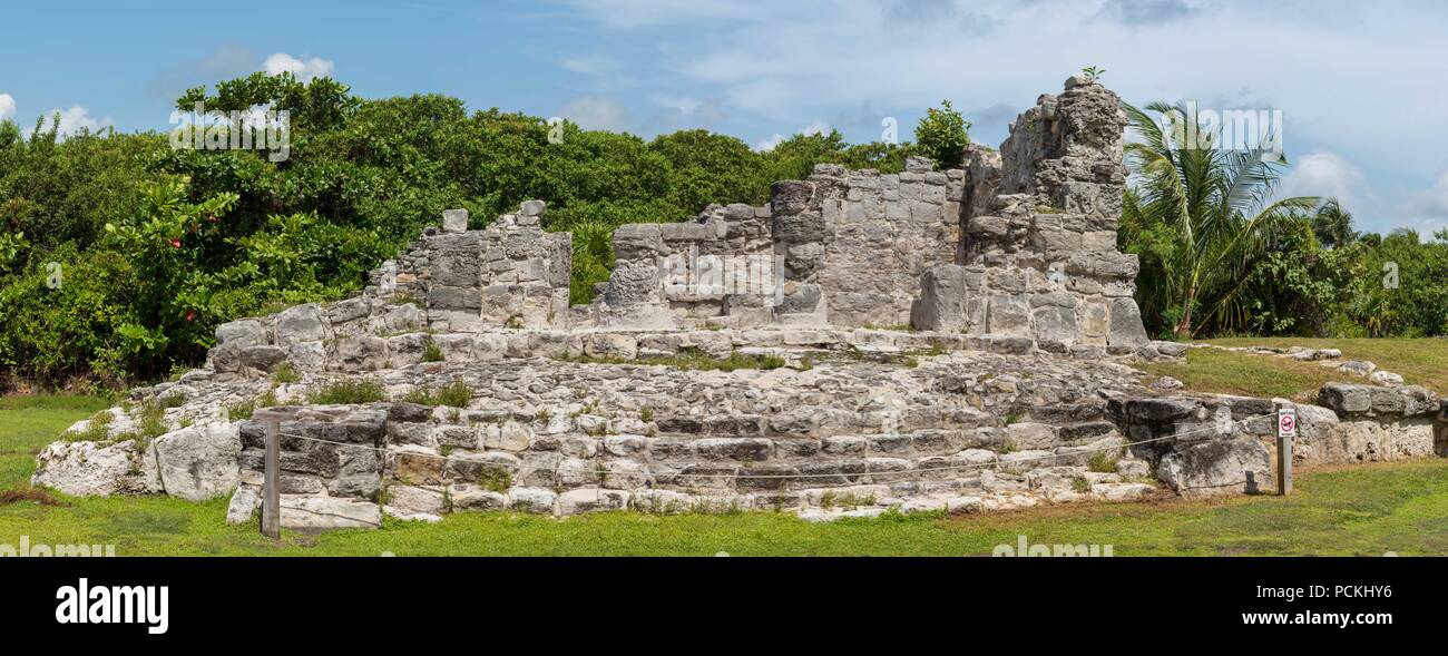 Rovine Maya a Cancun. Piccola città maya è ormai in rovina. Iguana ...