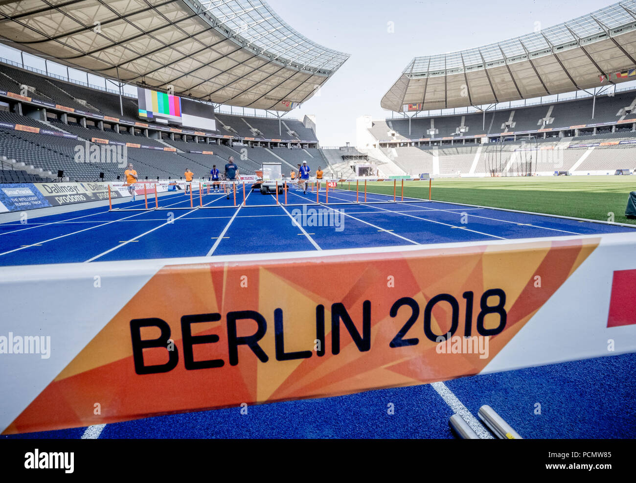 Gli ostacoli sono installati nello stadio olimpico immagini e ...