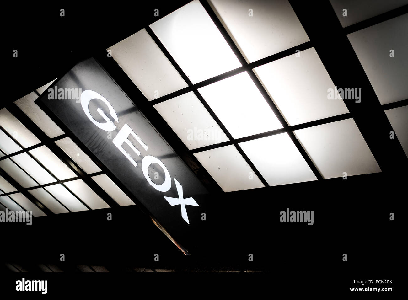 Logo geox immagini e fotografie stock ad alta risoluzione - Alamy