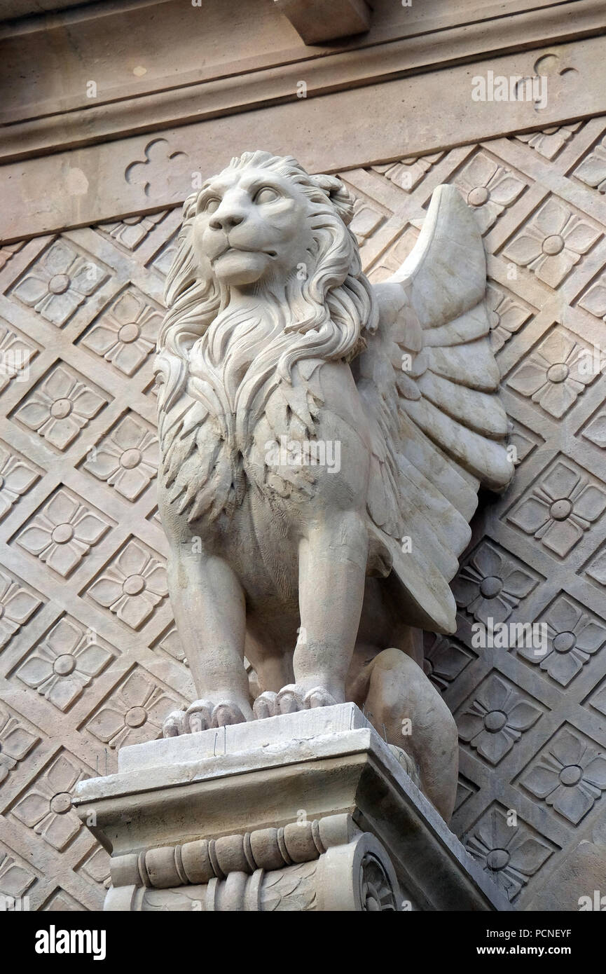 Il leone alato simbolo di San Marco Evangelista, statua sulla facciata ...