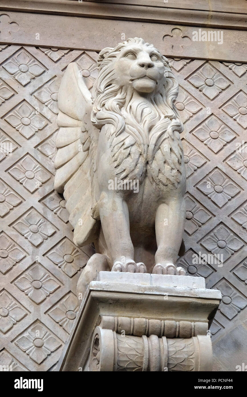 Il leone alato simbolo di San Marco Evangelista, statua sulla facciata ...