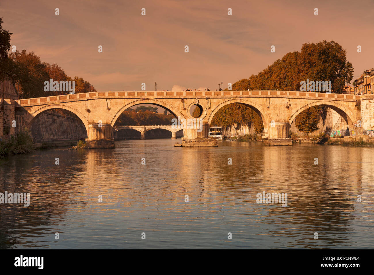 Il Ponte Garibaldi ponte sul Tevere al tramonto,roma,Lazio,Italia Foto ...