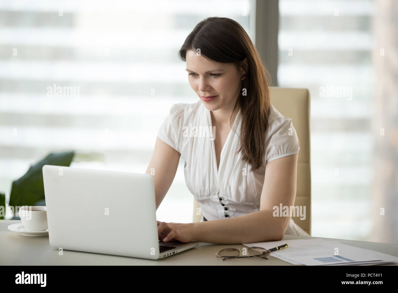 Lavoratore impegnato alla sua scrivania immagini e fotografie stock ad ...