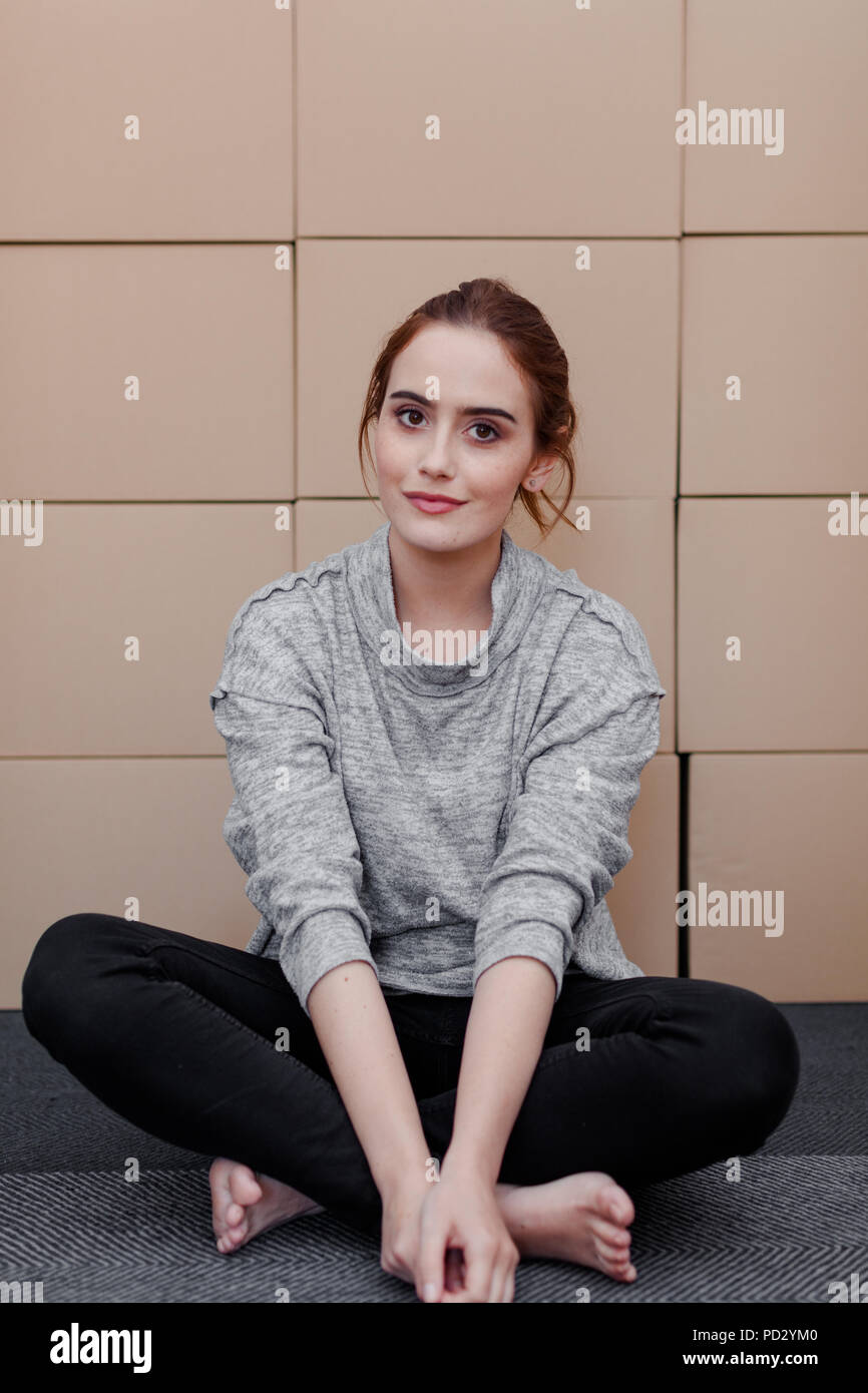 Seduta a gambe incrociate immagini e fotografie stock ad alta risoluzione - Alamy