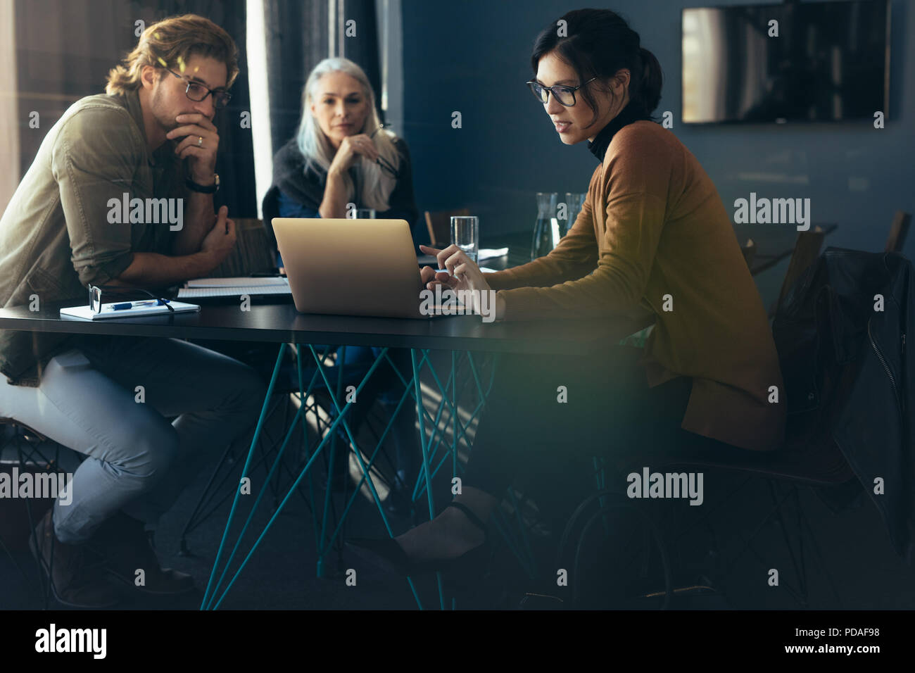 Persone sedute attorno al tavolo immagini e fotografie stock ad alta ...