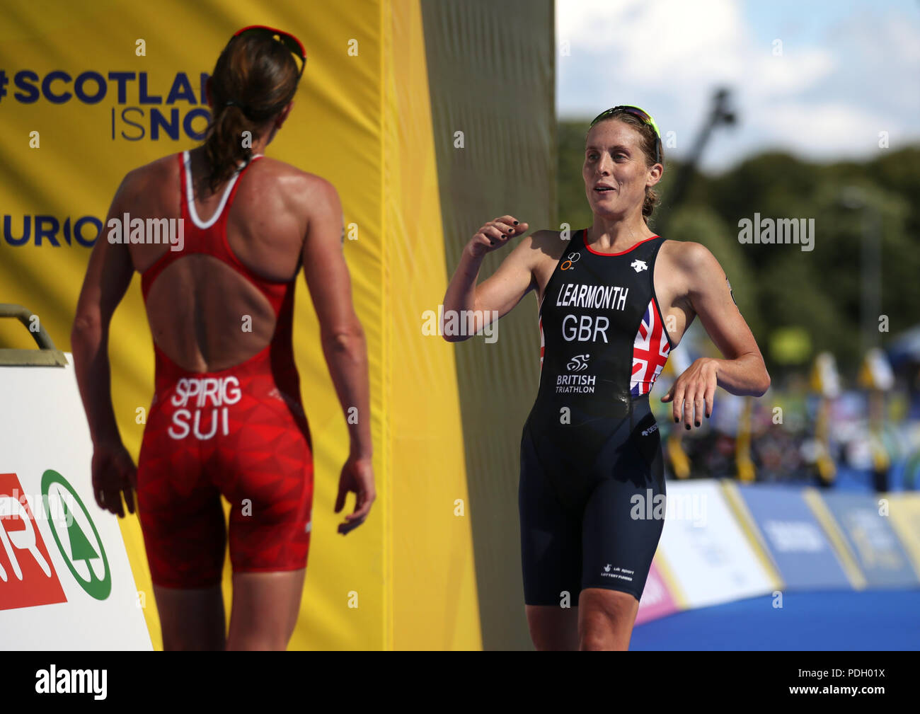 Svizzera di Nicola Spirig celebra vincendo le donne del Triathlon con ...