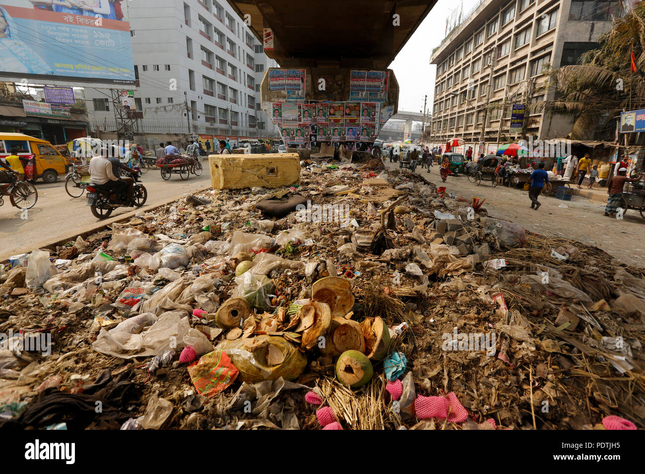 Garbage-disseminati nelle strade è lo scenario comune di Dacca ...