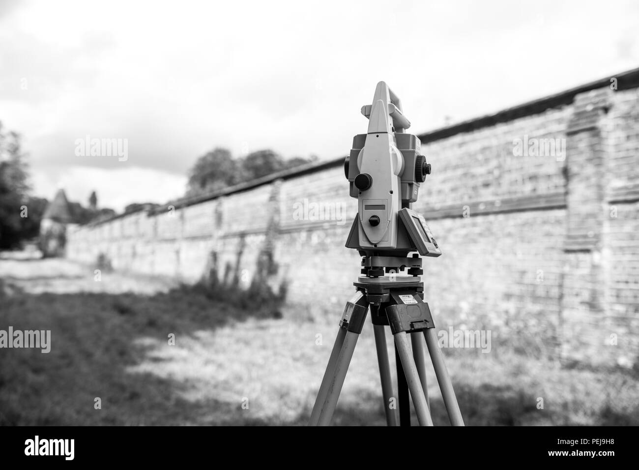 Rilievo del teodolite Foto e Immagini Stock in Bianco e Nero - Alamy