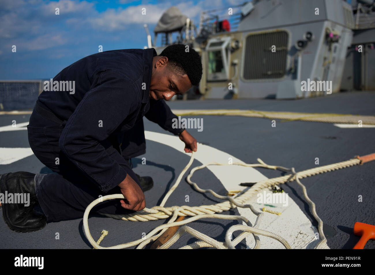 151228-N-FP878-056 mare mediterraneo (dec. n. 28, 2015) marinaio ...