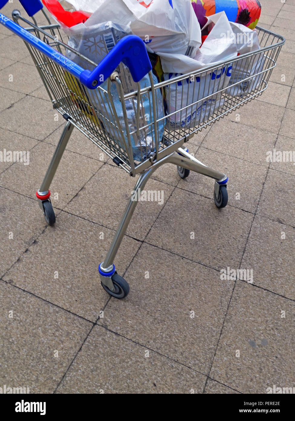 Tesco shopping trolley immagini e fotografie stock ad alta risoluzione ...