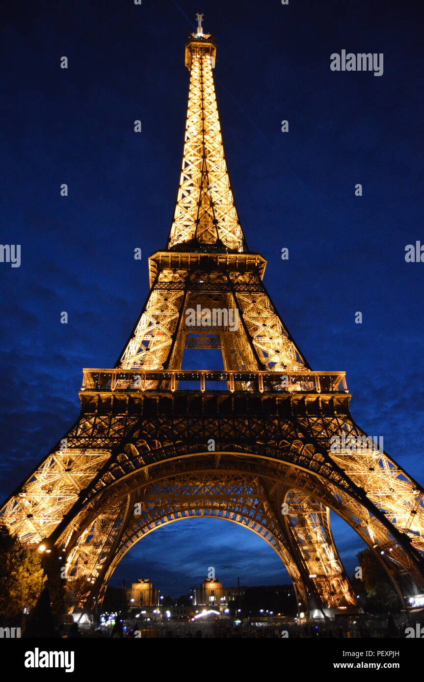 Visitare la torre eiffel immagini e fotografie stock ad alta ...