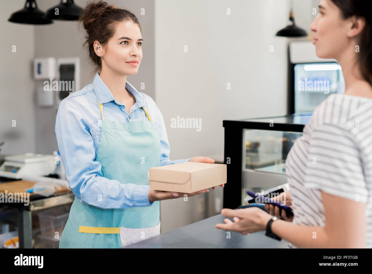 Negoziante donna con cliente immagini e fotografie stock ad alta ...