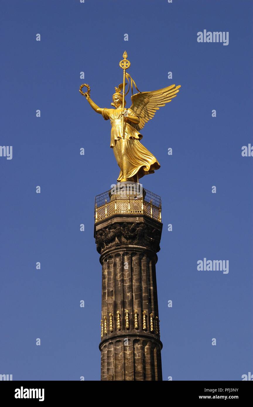Germania, Berlino, il Tiergarten, Siegessaeule, oro statua di donna ...