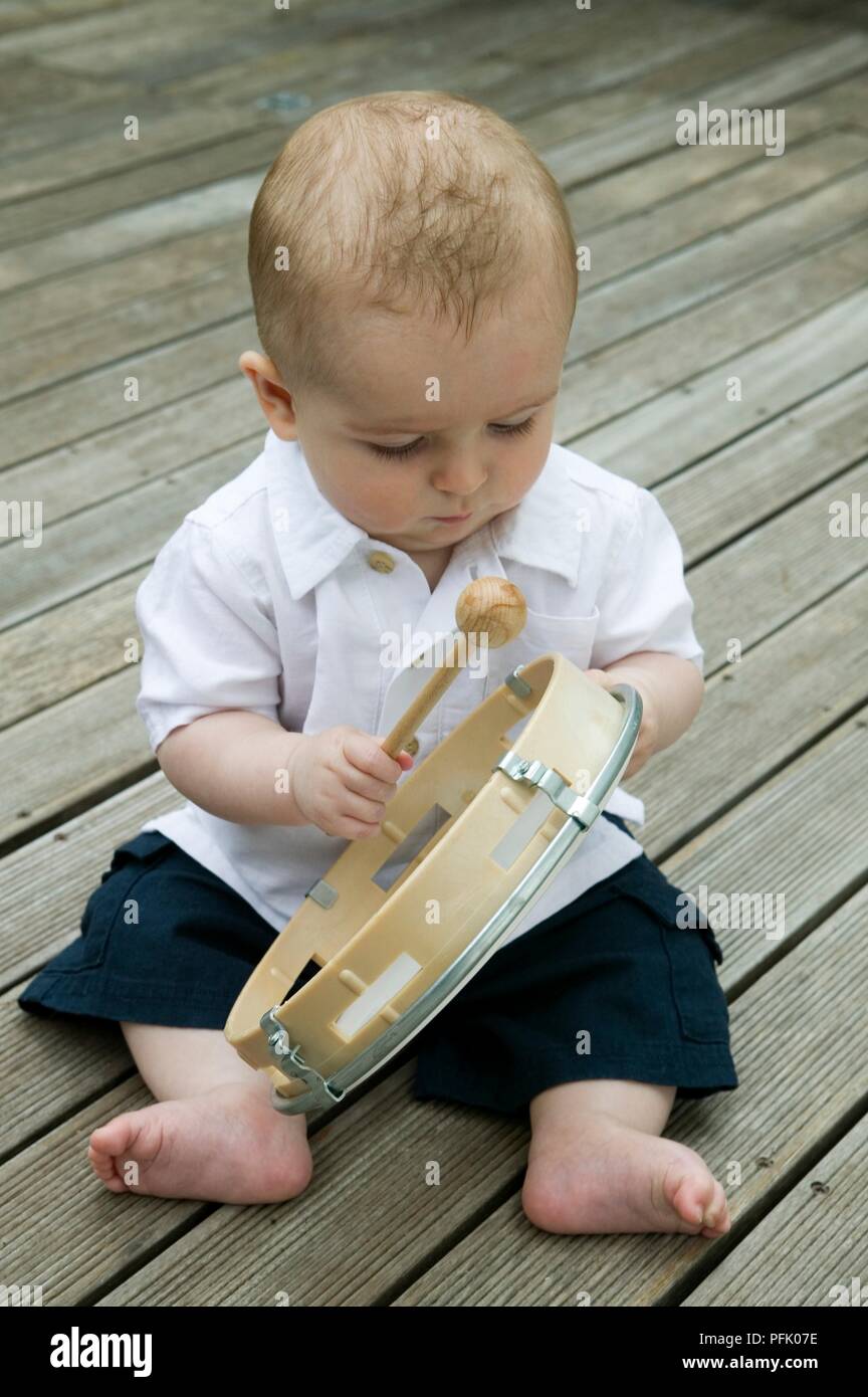 Seduto tamburello immagini e fotografie stock ad alta risoluzione - Alamy