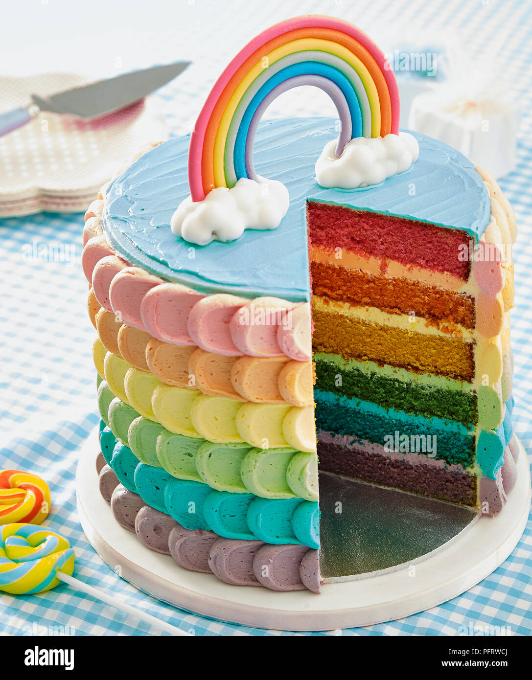 Torta arcobaleno a strati immagini e fotografie stock ad alta risoluzione - Alamy