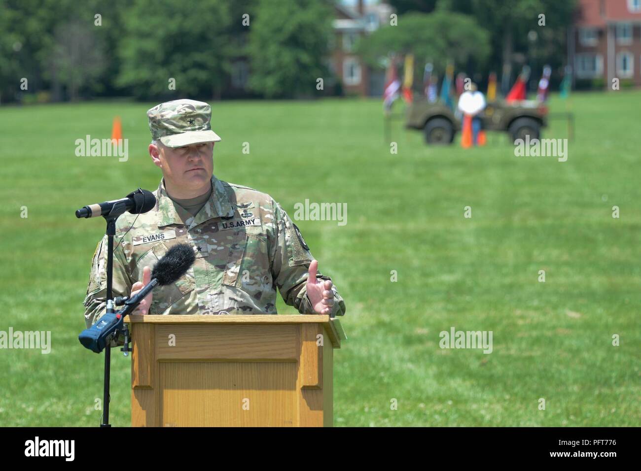 Fort Knox Post Commander, BG John Evans affronta il gruppo di soldati e ...