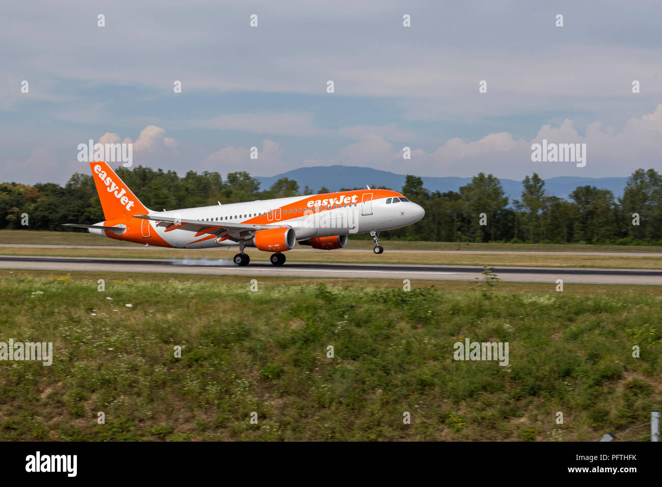 Aereo che atterra all'aeroporto immagini e fotografie stock ad alta ...