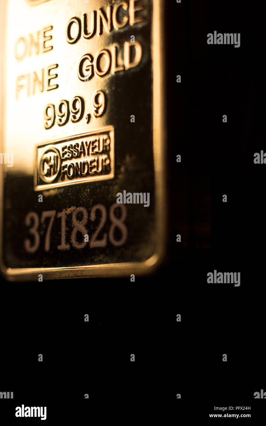 Un solido fine gold 999,9 uno oncia lingotto in metalli preziosi Metalli preziosi bar closeup ...