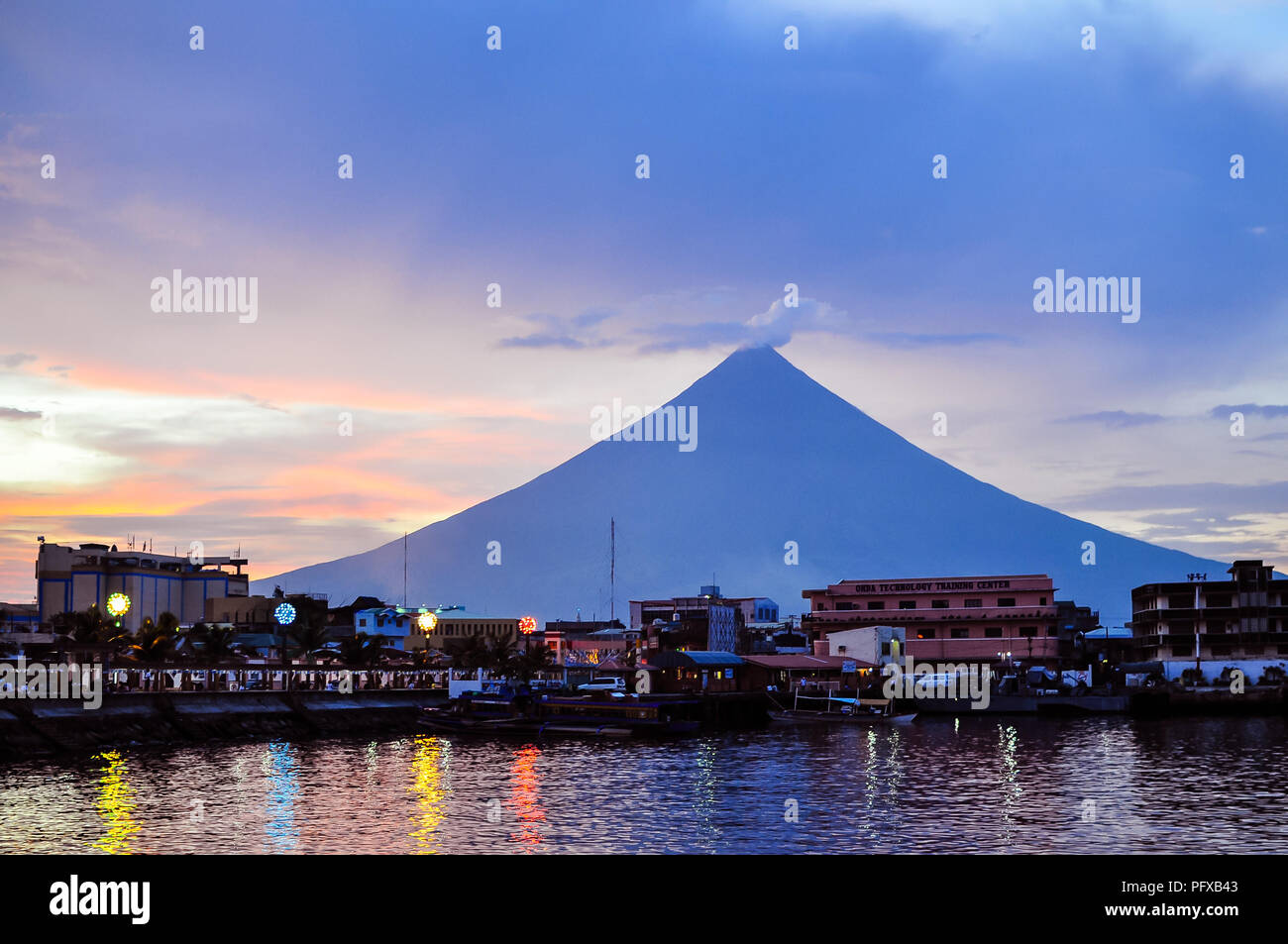 Vulcano a cono immagini e fotografie stock ad alta risoluzione - Alamy