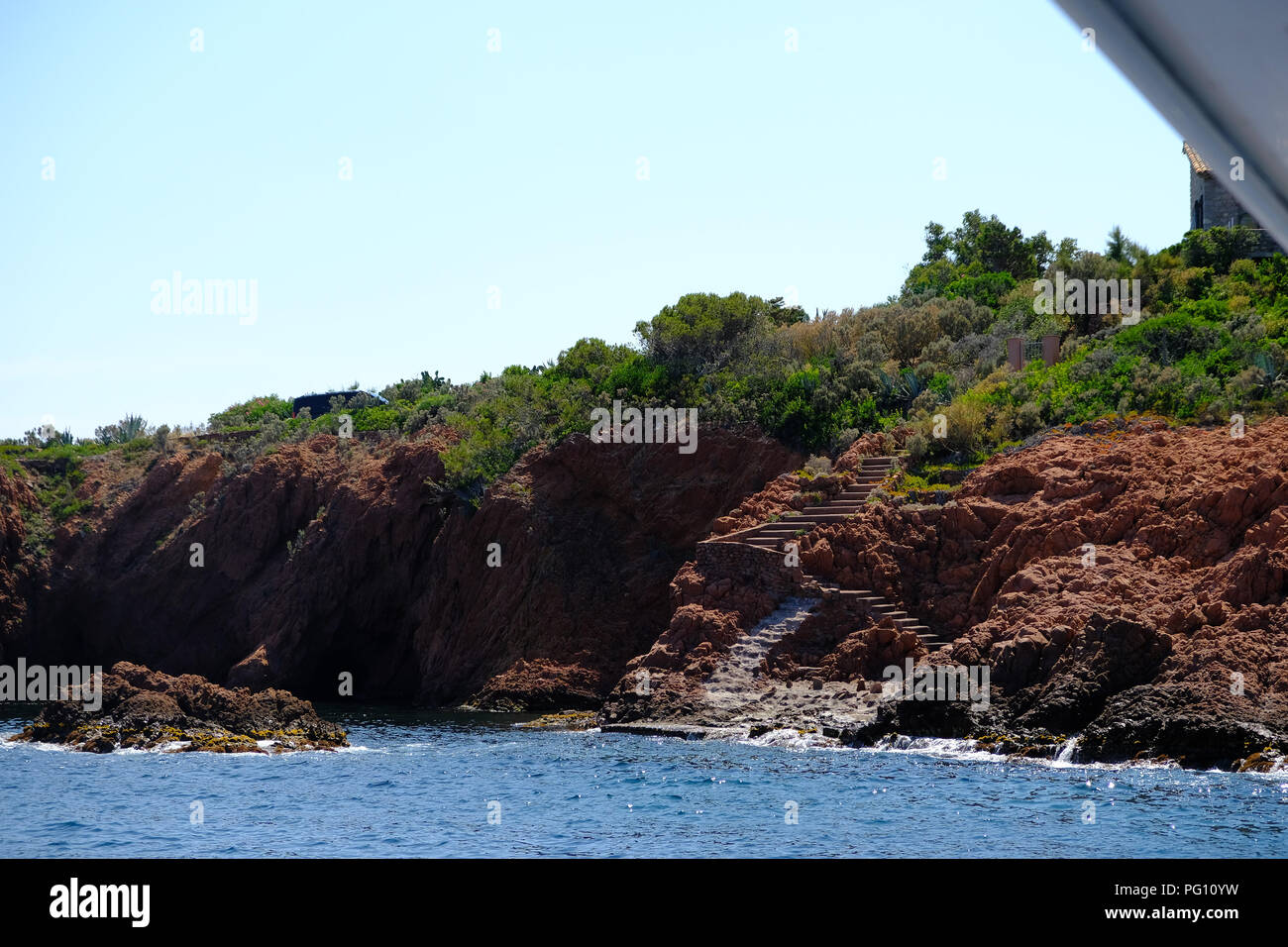Il corniche de l'esterel visto dal mare a bordo di un traghetto che ...