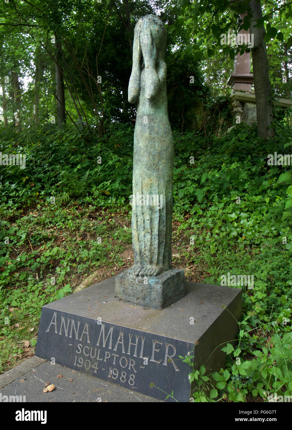 Statua di dolorosi sulla tomba di scultore, Anna Mahler, figlia del ...