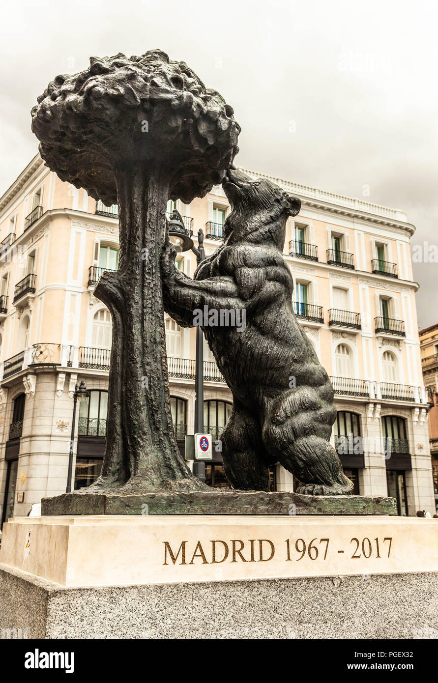 Statua in bronzo puerta del sol immagini e fotografie stock ad alta ...
