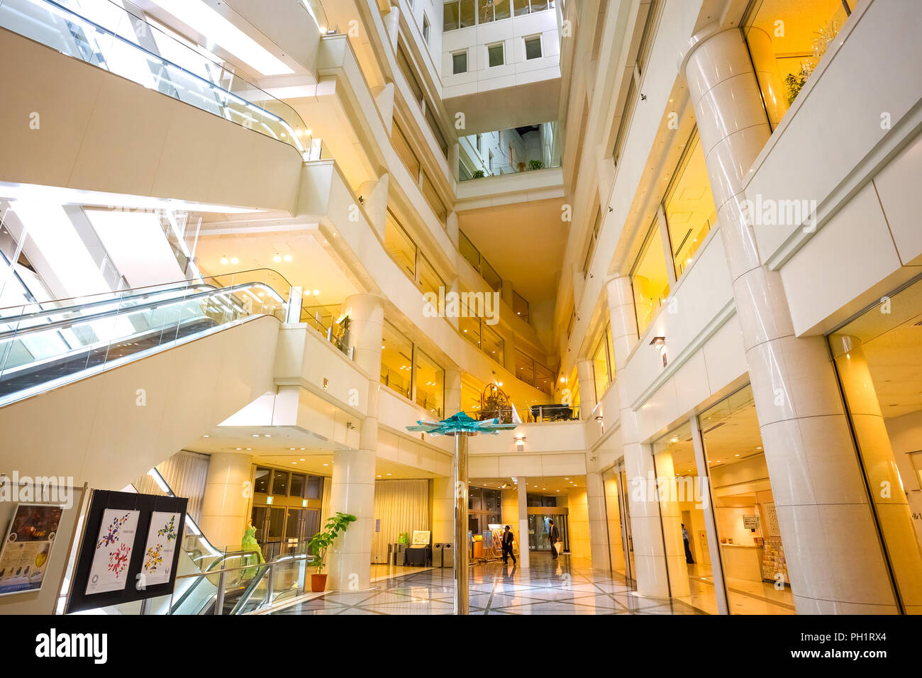 TOKYO, Giappone - 25 Aprile 2018: Torre Funabori Hall & Funabori Tower ...