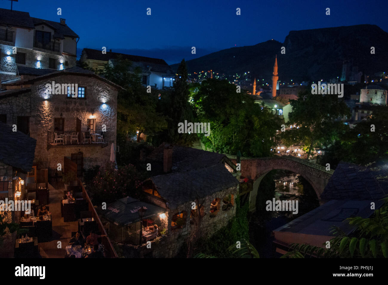 Mostar: notte skyline e Kriva Cuprija (ponte inclinato), il più antico ...