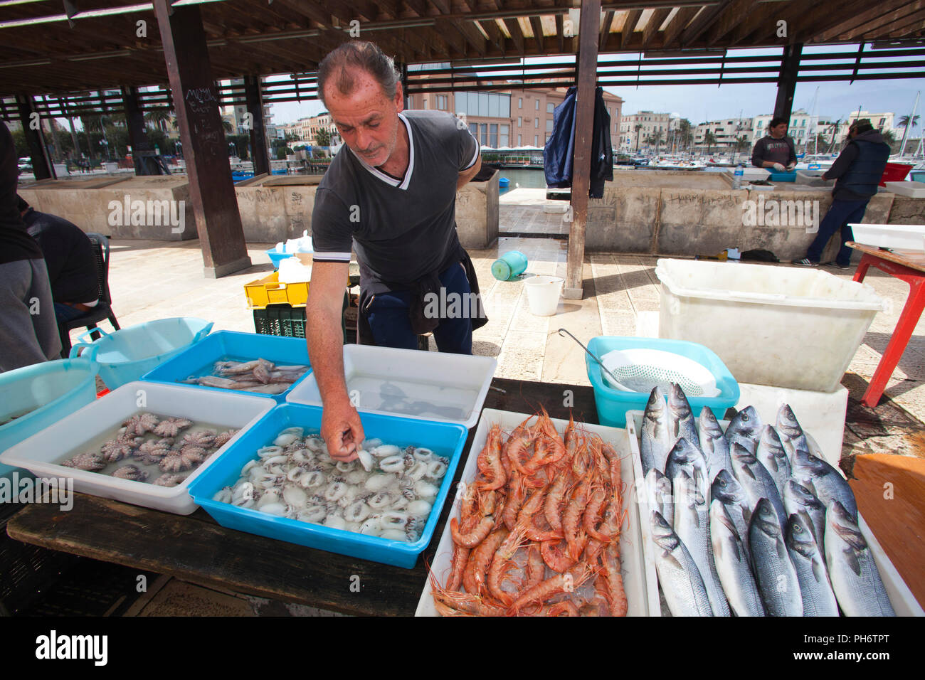 Mercato del pesce del porto peschereccio, Bari, Puglia, Italia, Europa ...